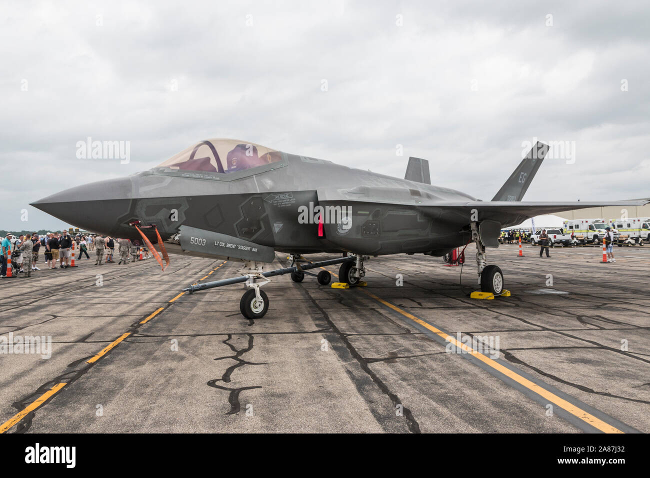 A United States Air Force F-35 Lightning II arrives at the Willow Run ...