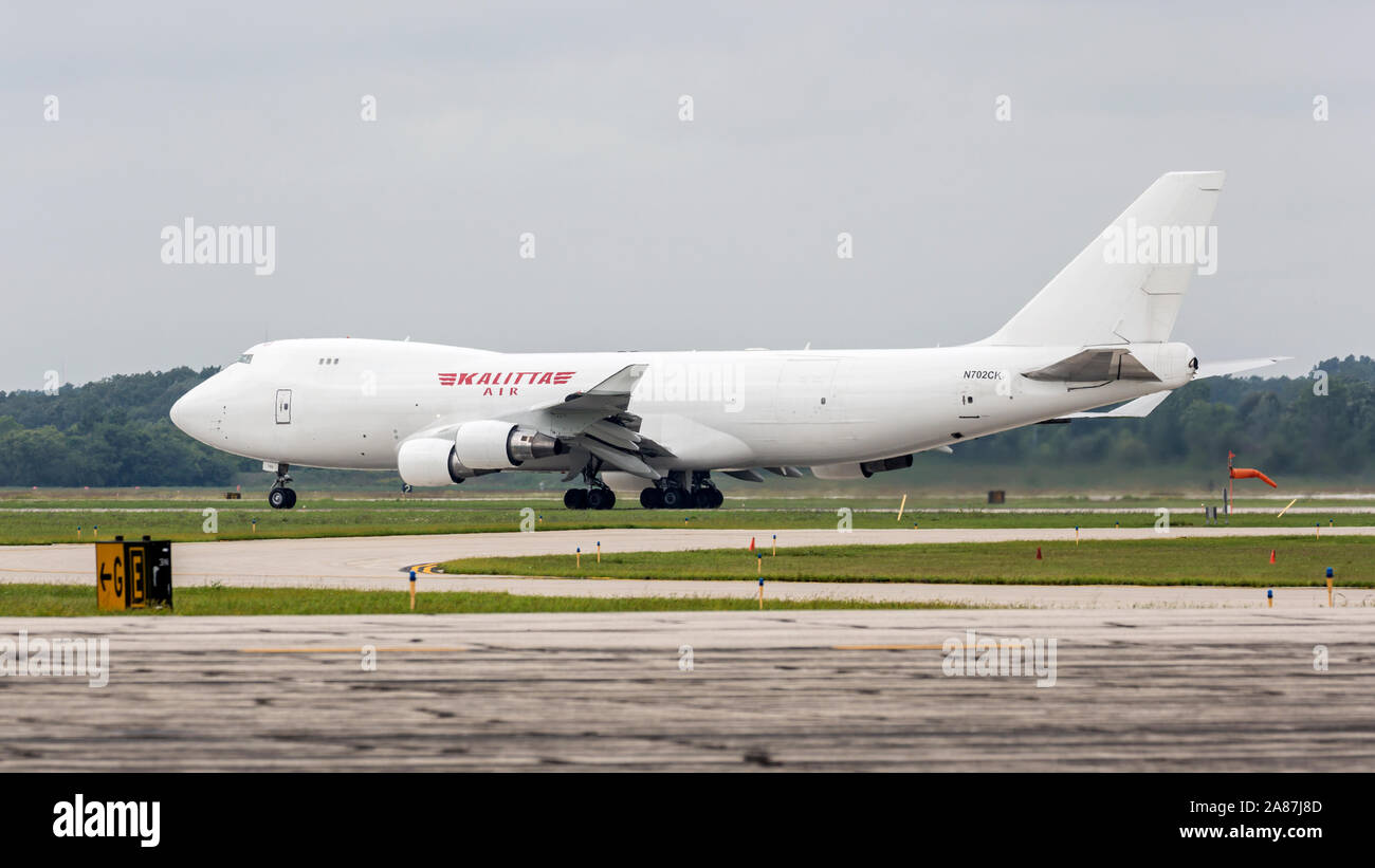 Boeing 747 cockpit hi-res stock photography and images - Alamy