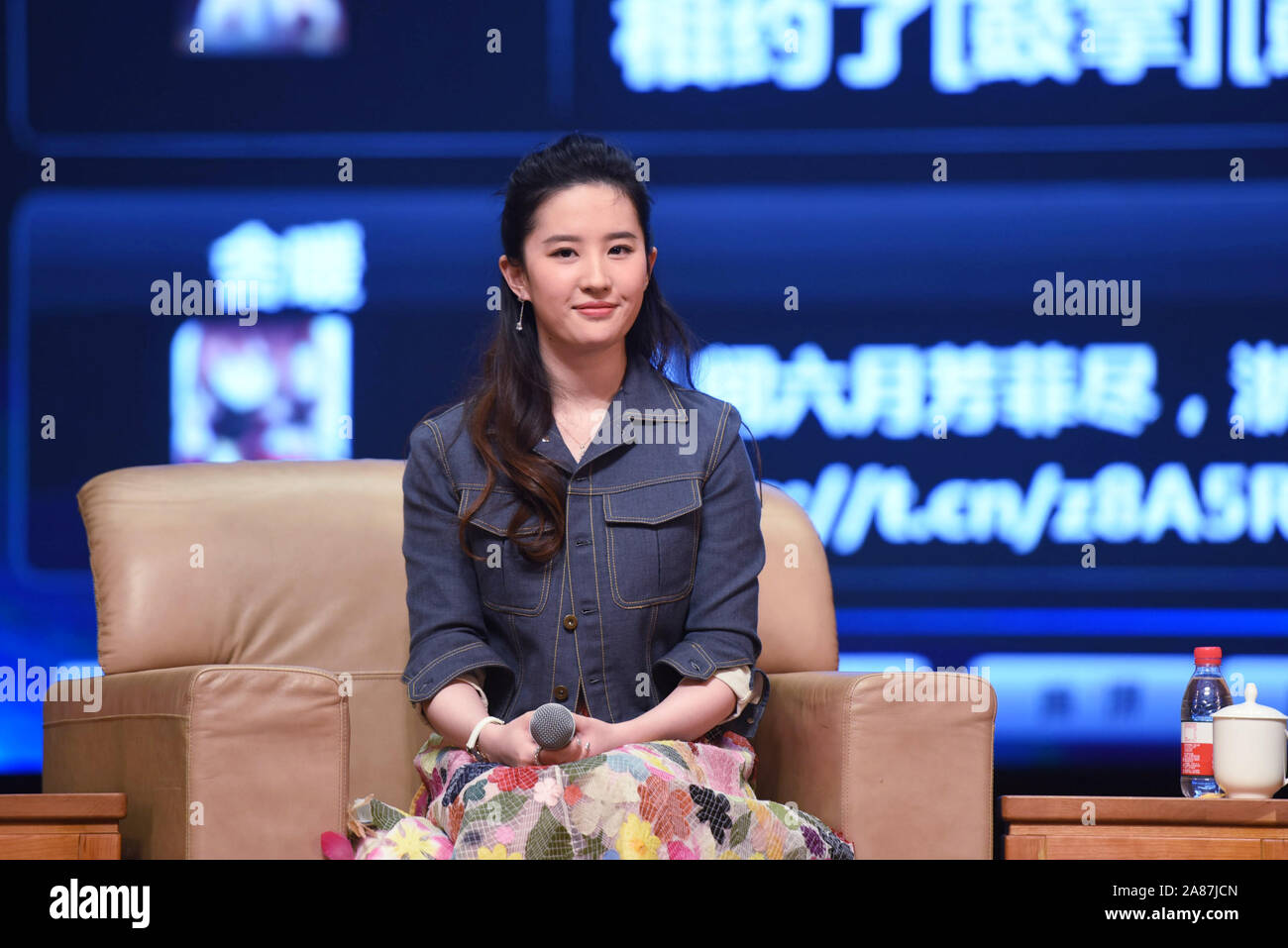 Crystal liu hi-res stock photography and images - Alamy