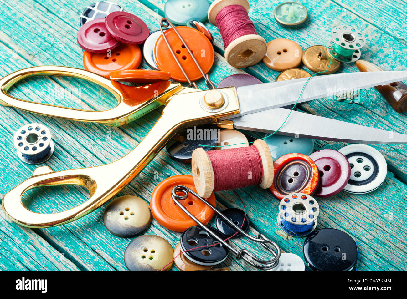 Sewing table scissors threads hi-res stock photography and images - Alamy