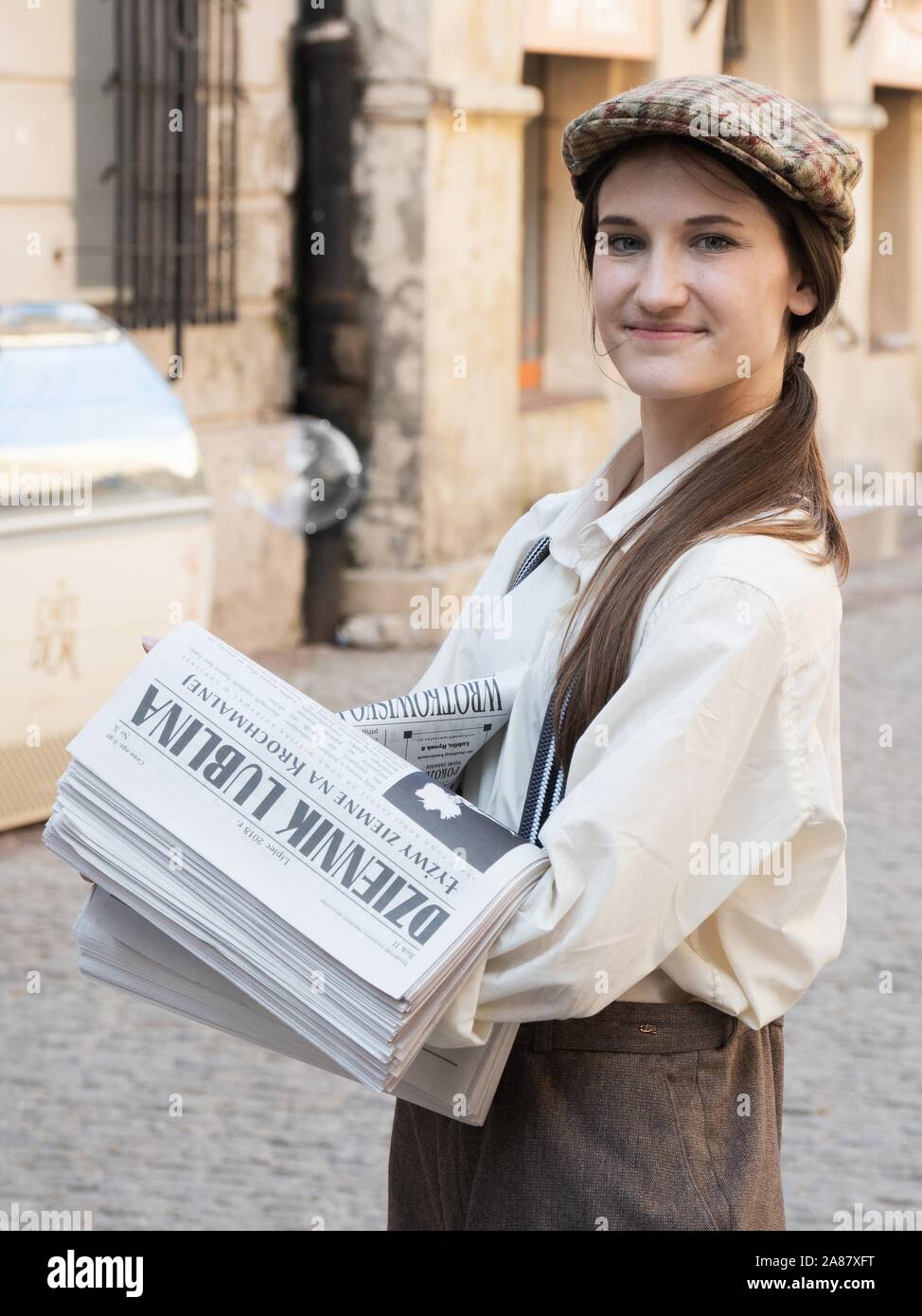 Historically dressed newspaper saleswoman hi-res stock photography and ...