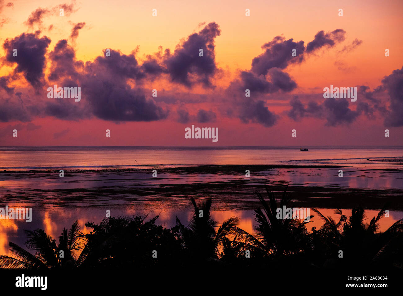 Sunrise over the Indian Ocean at Benoa Bay, Benoa, Bali, Indonesia ...