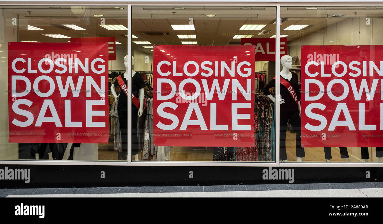 Shop closing down signs in window Stock Photo - Alamy