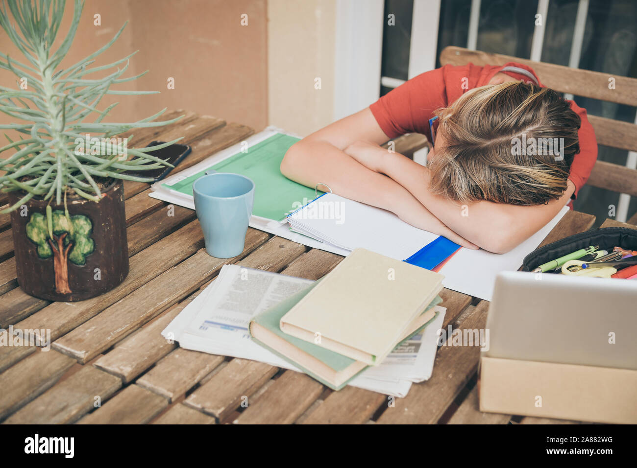 Doing homework distracted hi-res stock photography and images - Alamy