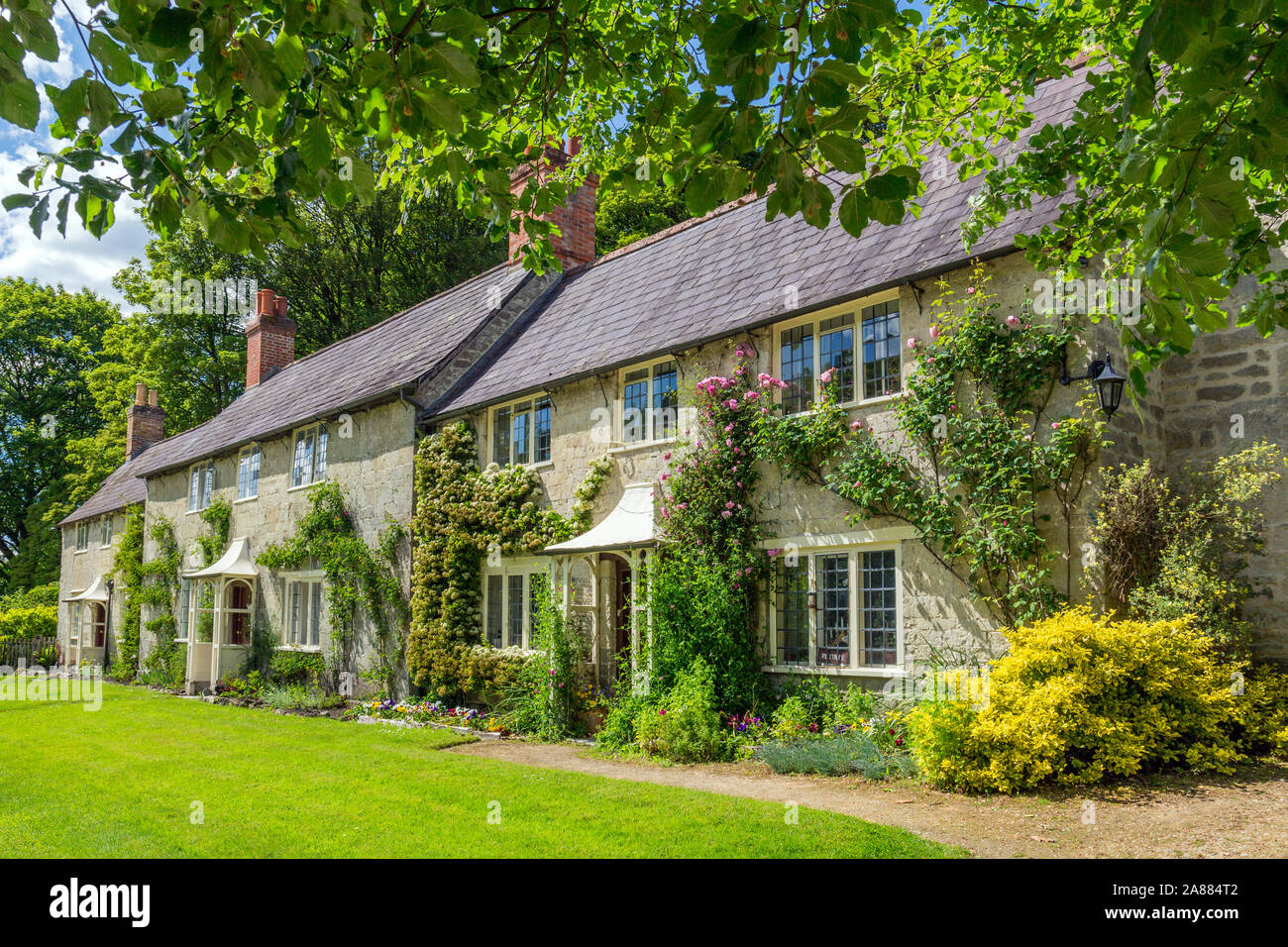 English cottage gardens hi-res stock photography and images - Alamy