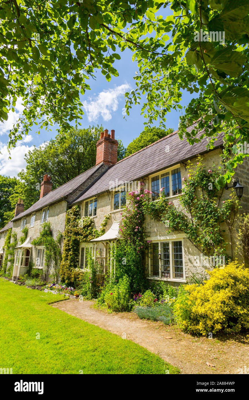 Cottages stourhead hi-res stock photography and images - Alamy