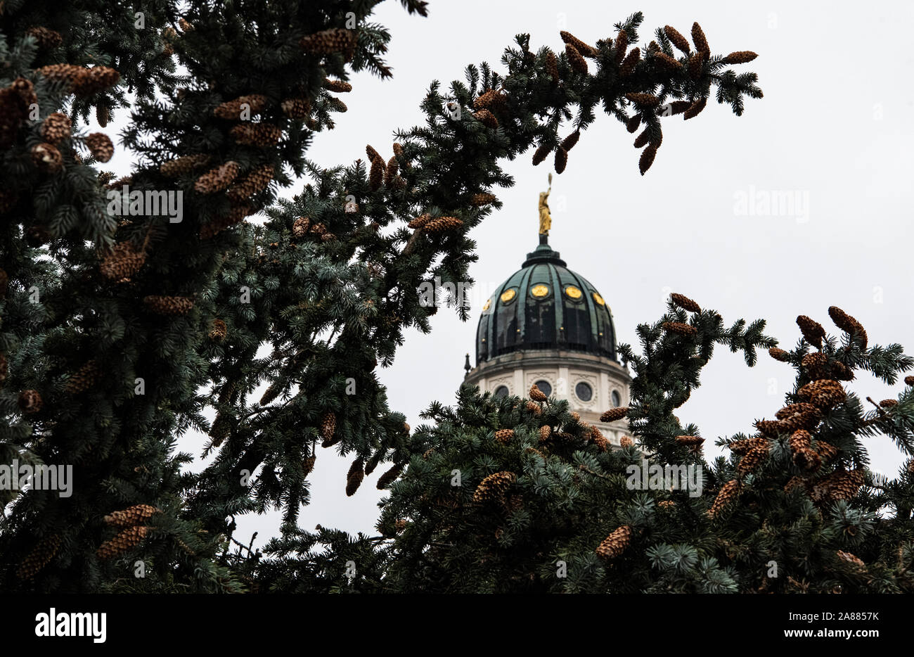 Berlin, Germany. 07th Nov, 2019. The Christmas tree for the Christmas ...