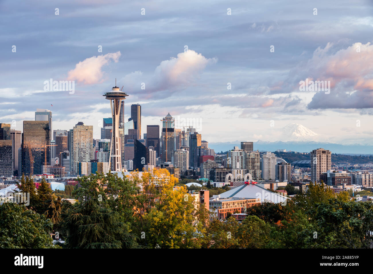 Seattle skyline with evening sunset colors Stock Photo - Alamy