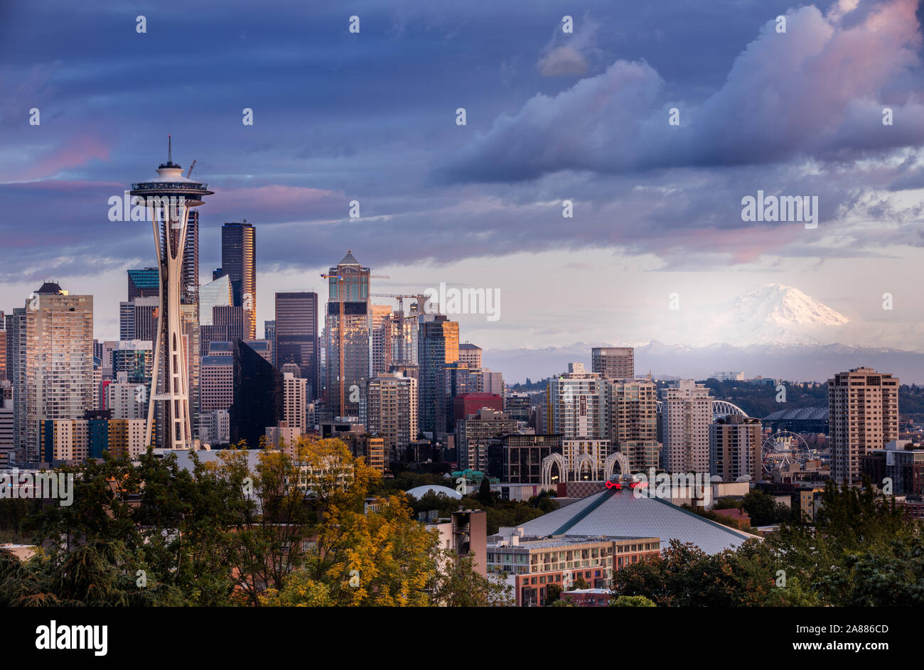 Seattle skyline with evening sunset colors Stock Photo - Alamy
