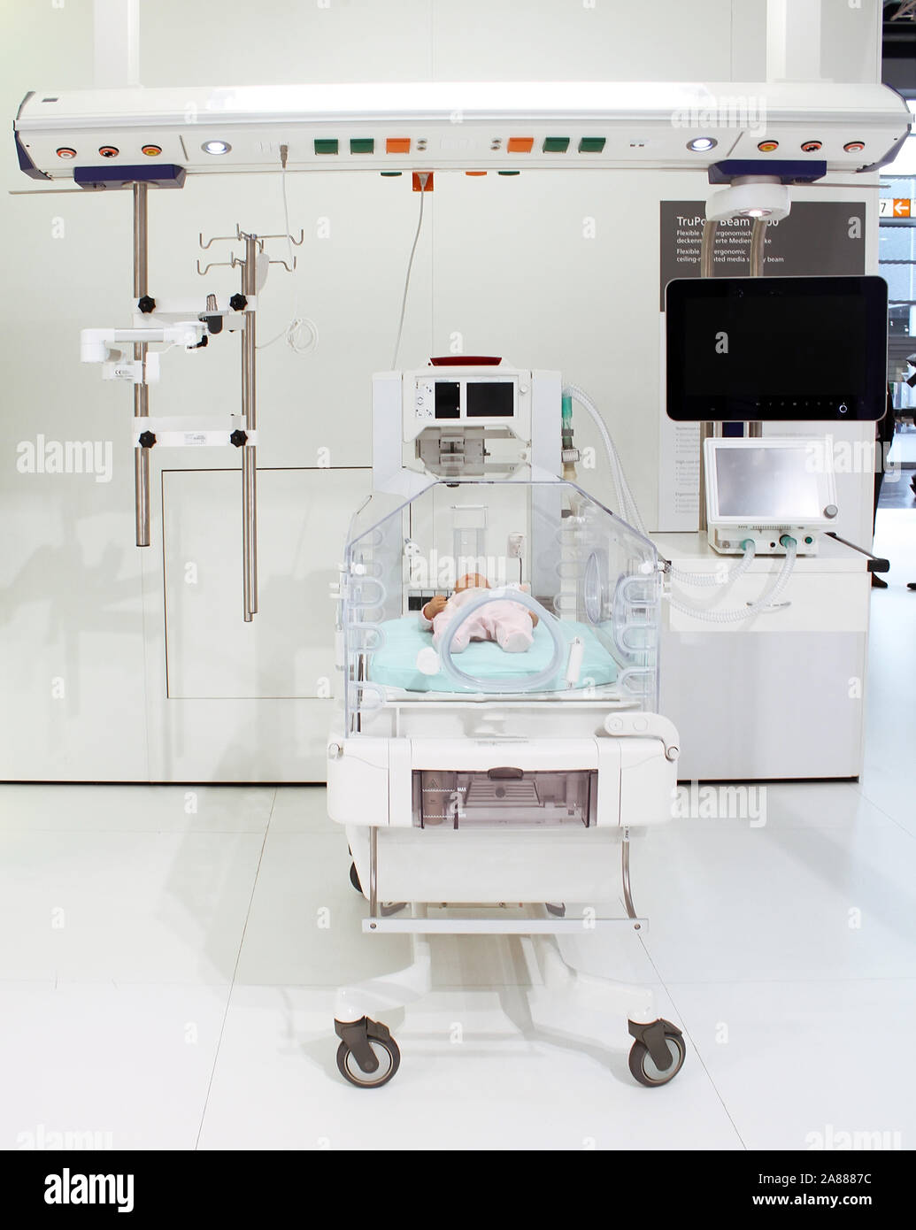 Incubator in the hospital Stock Photo - Alamy