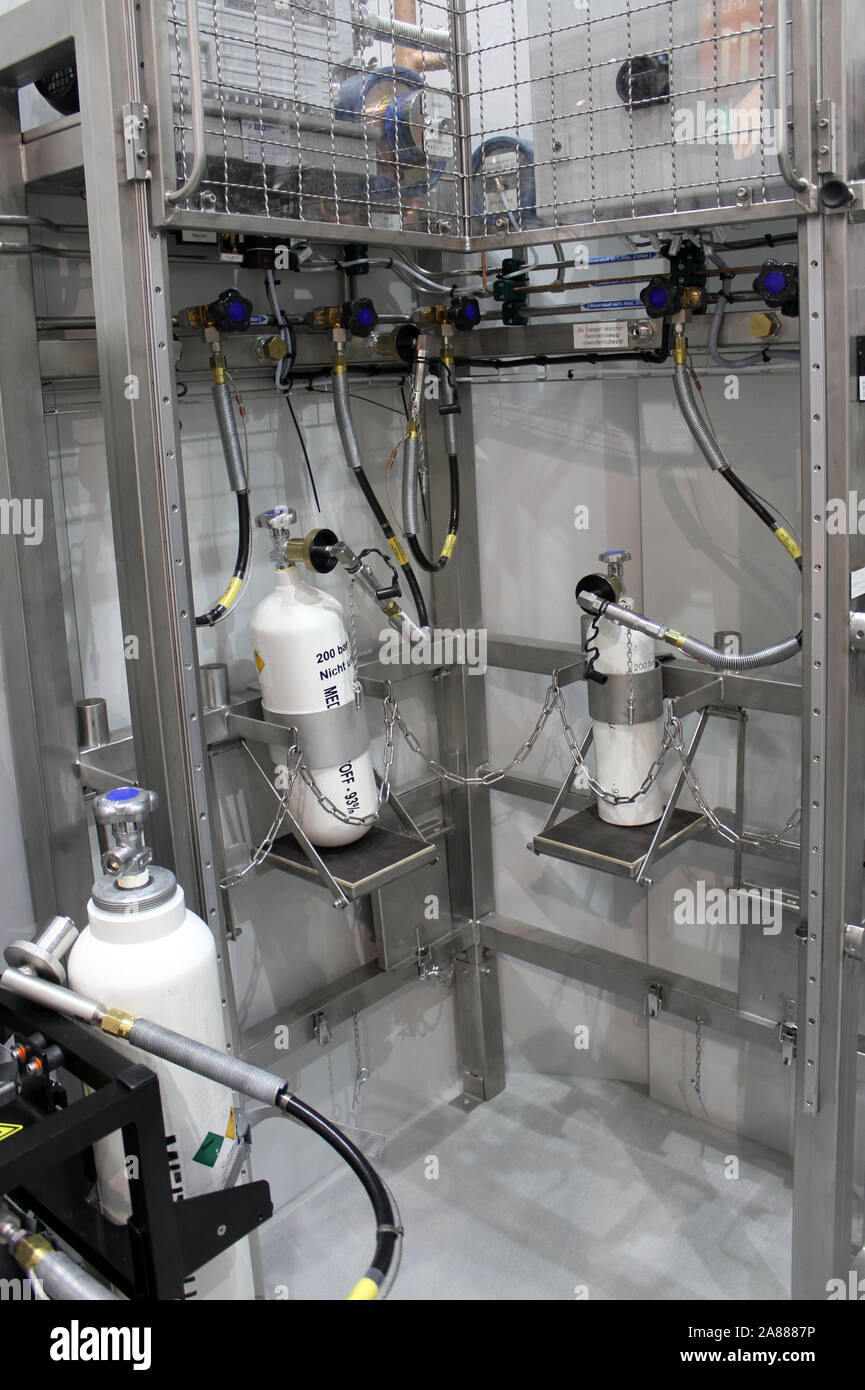 Oxygen cylinder isolated hi-res stock photography and images - Alamy