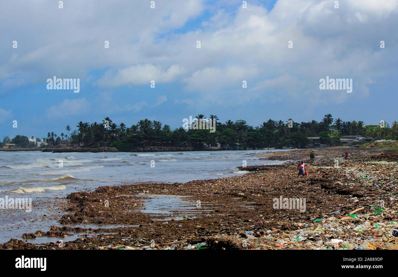 Sea Pollution: Garbage dumped in the Sri Lankan Sea near Colombo Stock ...