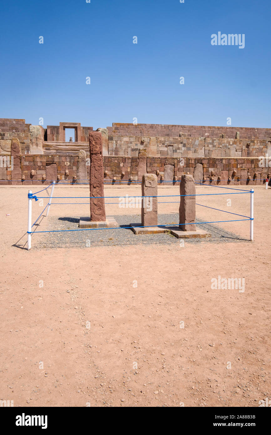 Semi-underground Temple monoliths with the Kalasasaya Temple wall in ...
