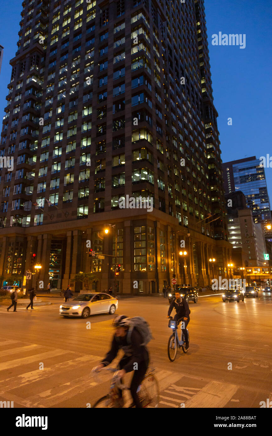 Chicago the loop night hi-res stock photography and images - Alamy