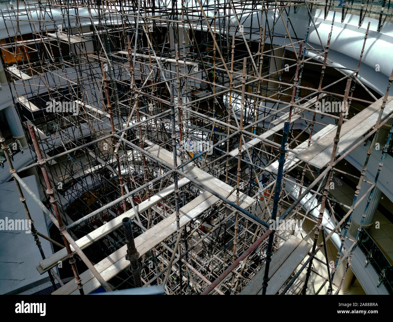 Construction workers working on scaffolding Stock Photo - Alamy