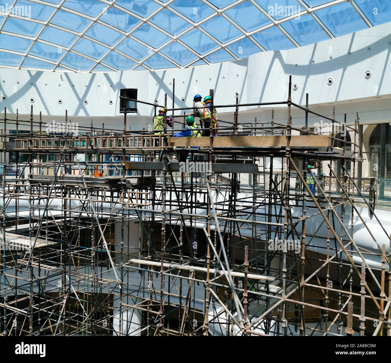 Construction workers working on scaffolding Stock Photo - Alamy