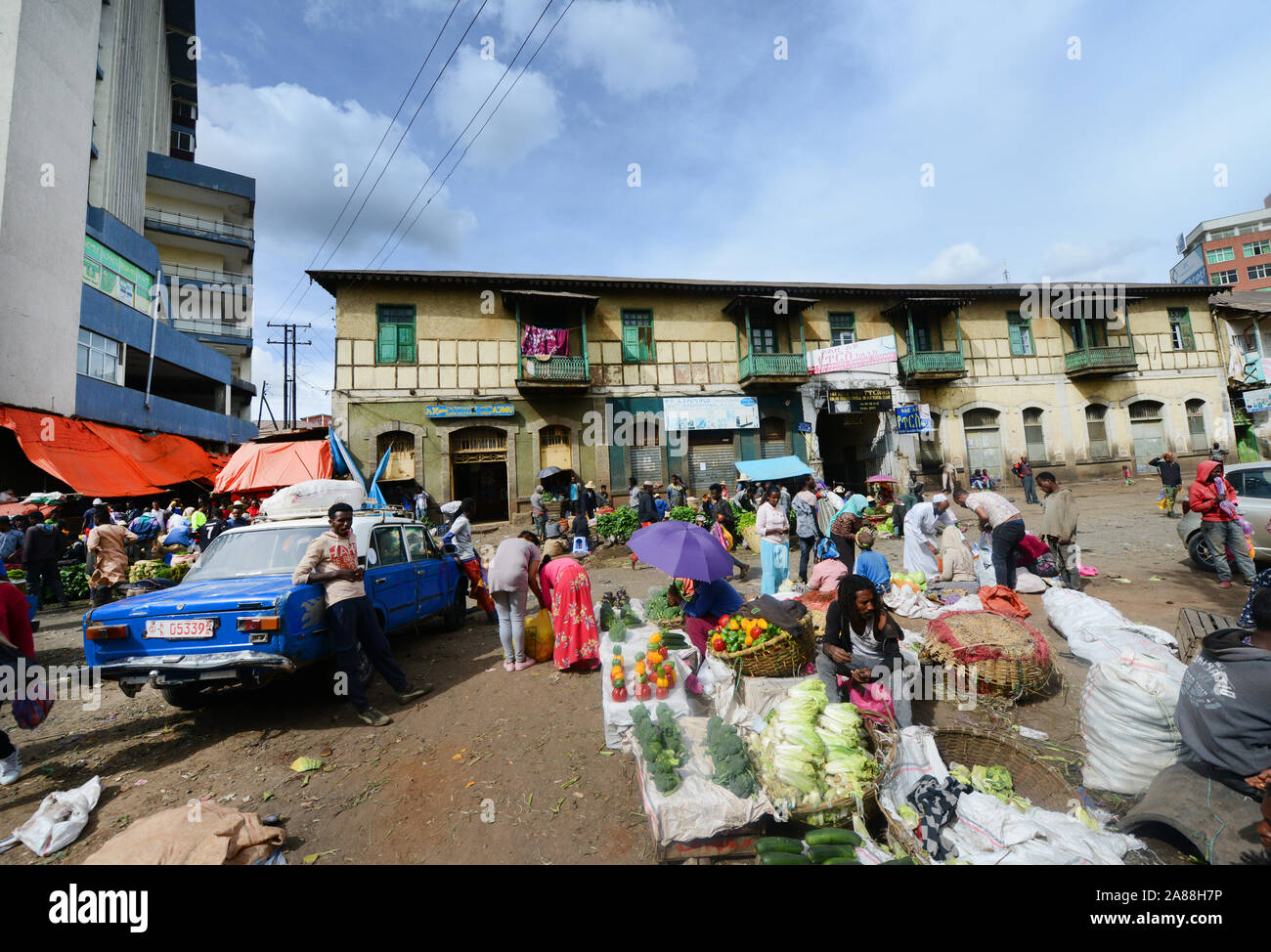 The busy outdoor market at the Piazza in Addis Ababa Stock Photo - Alamy