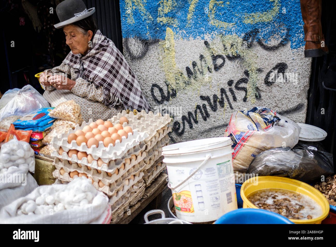 La paz street scene bolivia bowler hi-res stock photography and images ...