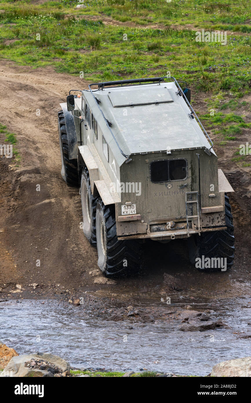 Offroad vehicle climbing mountain hi-res stock photography and images ...