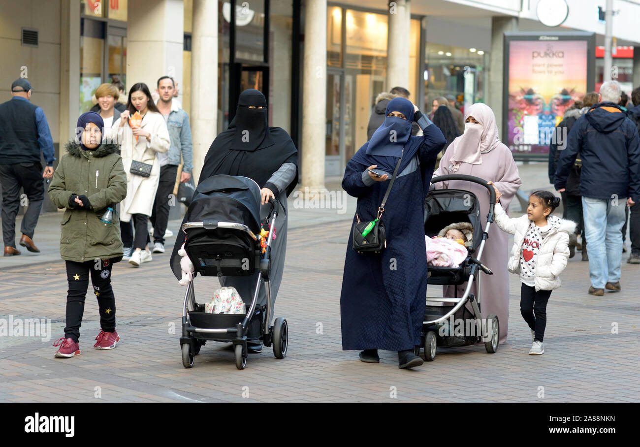 Many generations of Muslim women, out shopping Stock Photo - Alamy