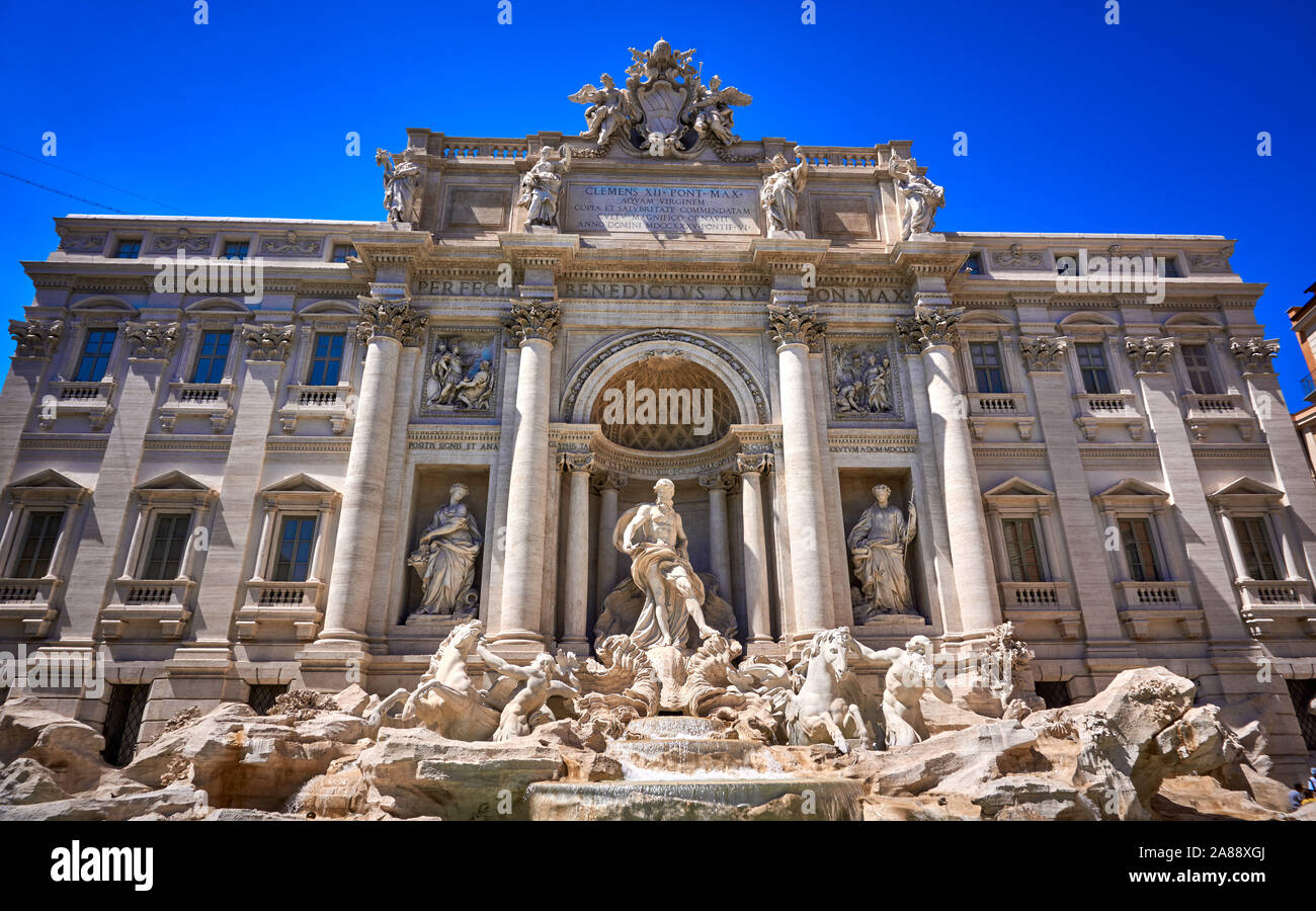 Piazza di trevi square hi-res stock photography and images - Alamy