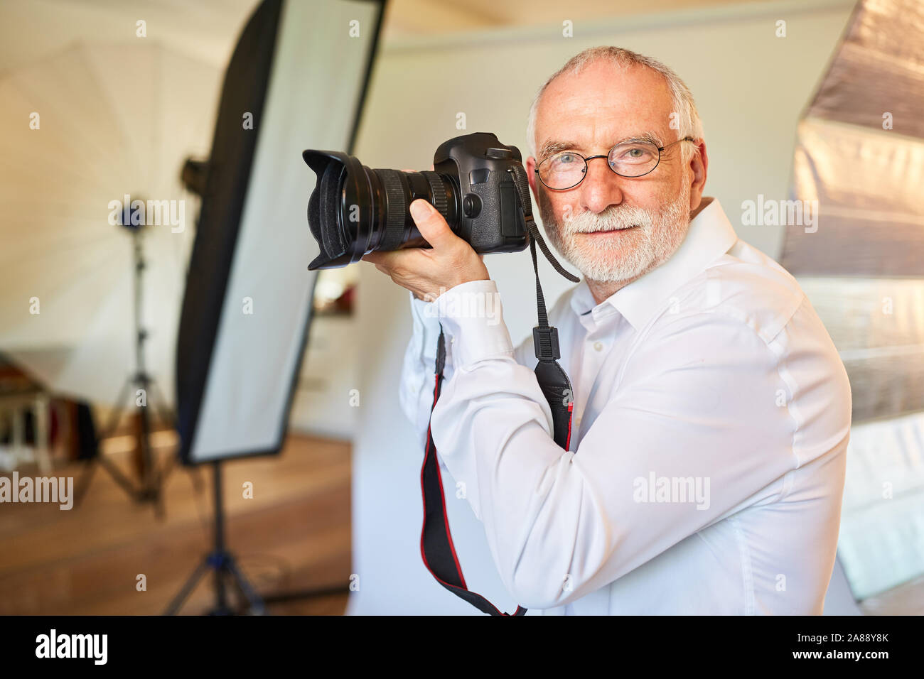 Senior citizen photographer hi-res stock photography and images - Alamy
