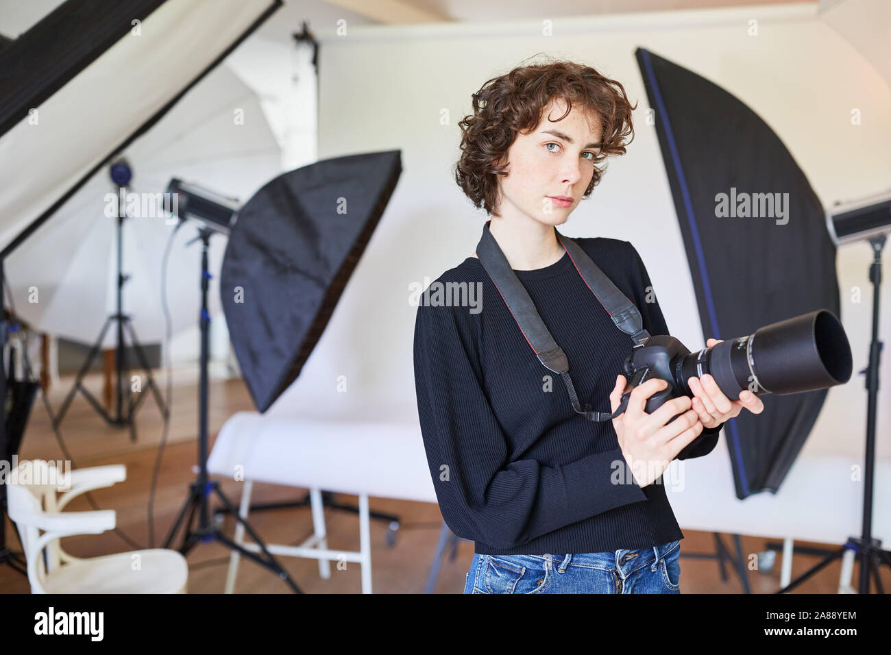 Woman camera studio hi-res stock photography and images - Alamy