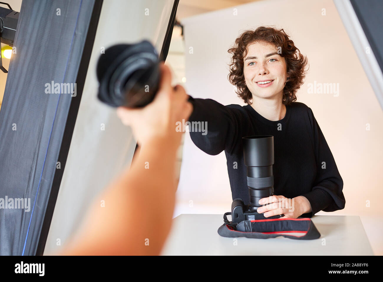 Photography photo shoot trainee hi-res stock photography and images - Alamy