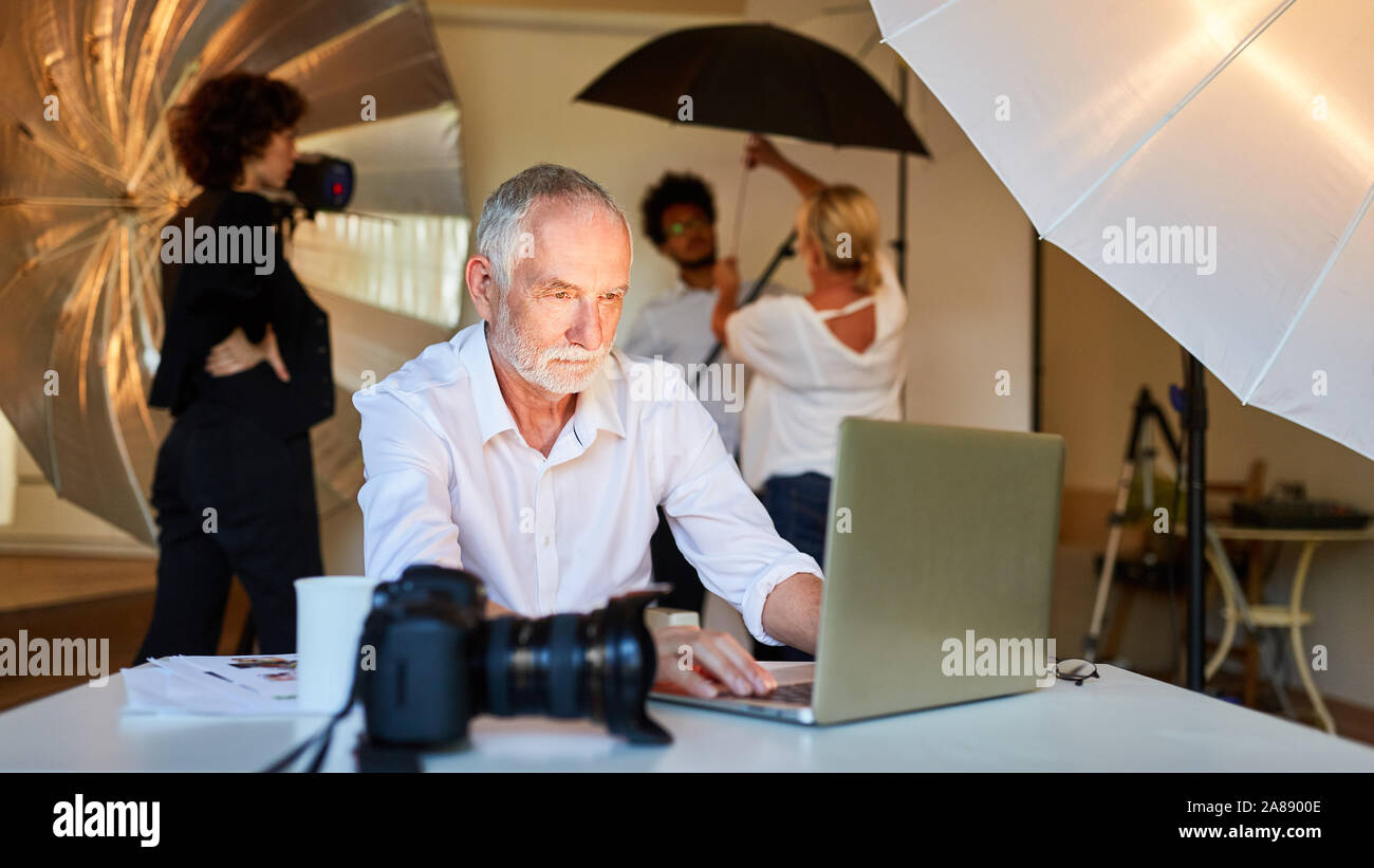 Working with pictures hi-res stock photography and images - Alamy