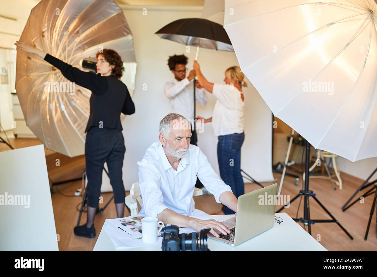 Professional photographer team hi-res stock photography and images - Alamy