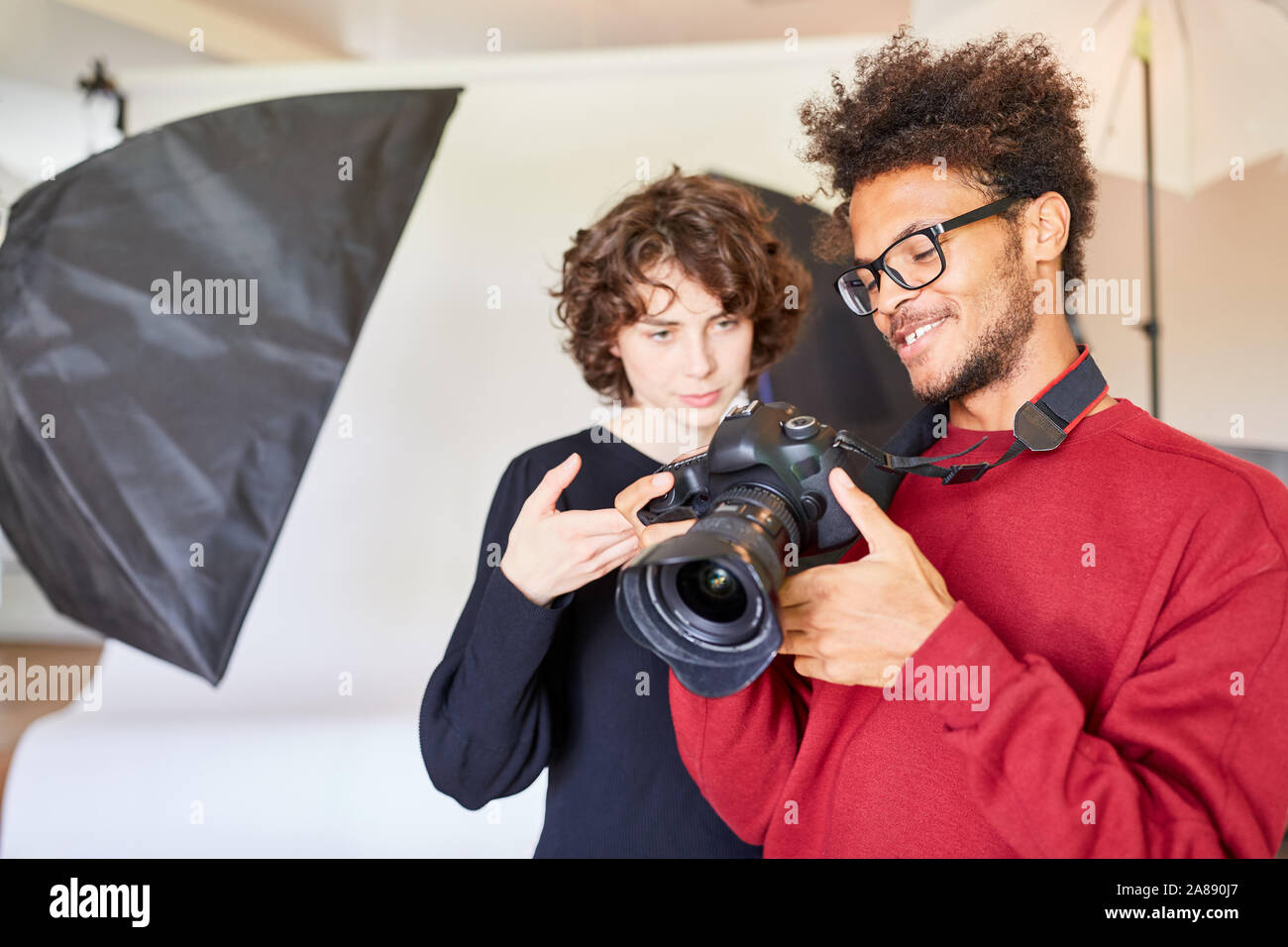 Camera assistant hi-res stock photography and images - Alamy