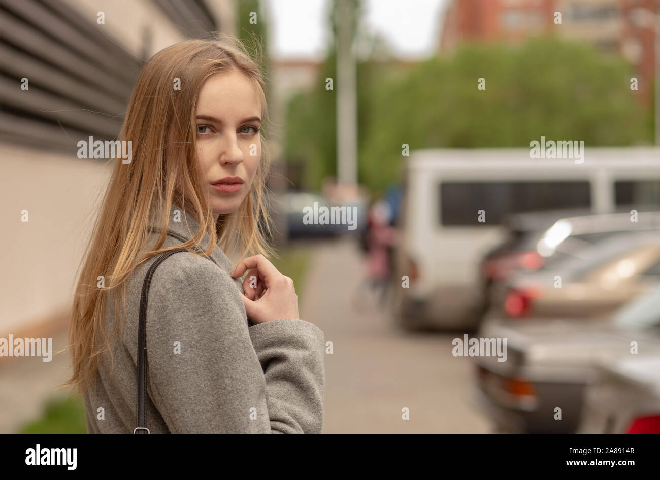 Scared girl looking over shoulder hi-res stock photography and images ...