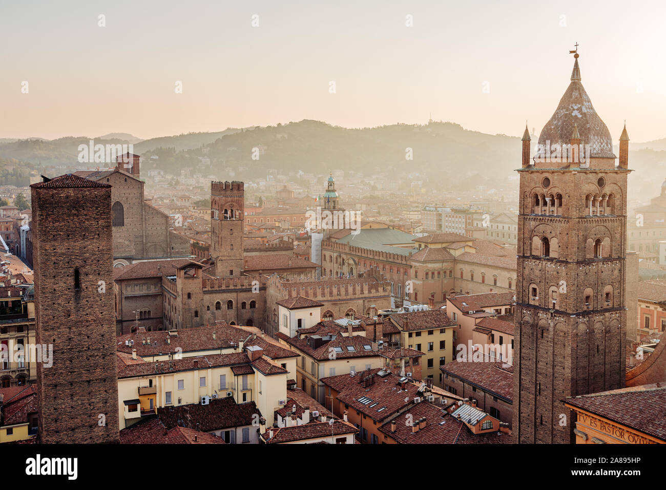 Bolonia medieval hi-res stock photography and images - Alamy