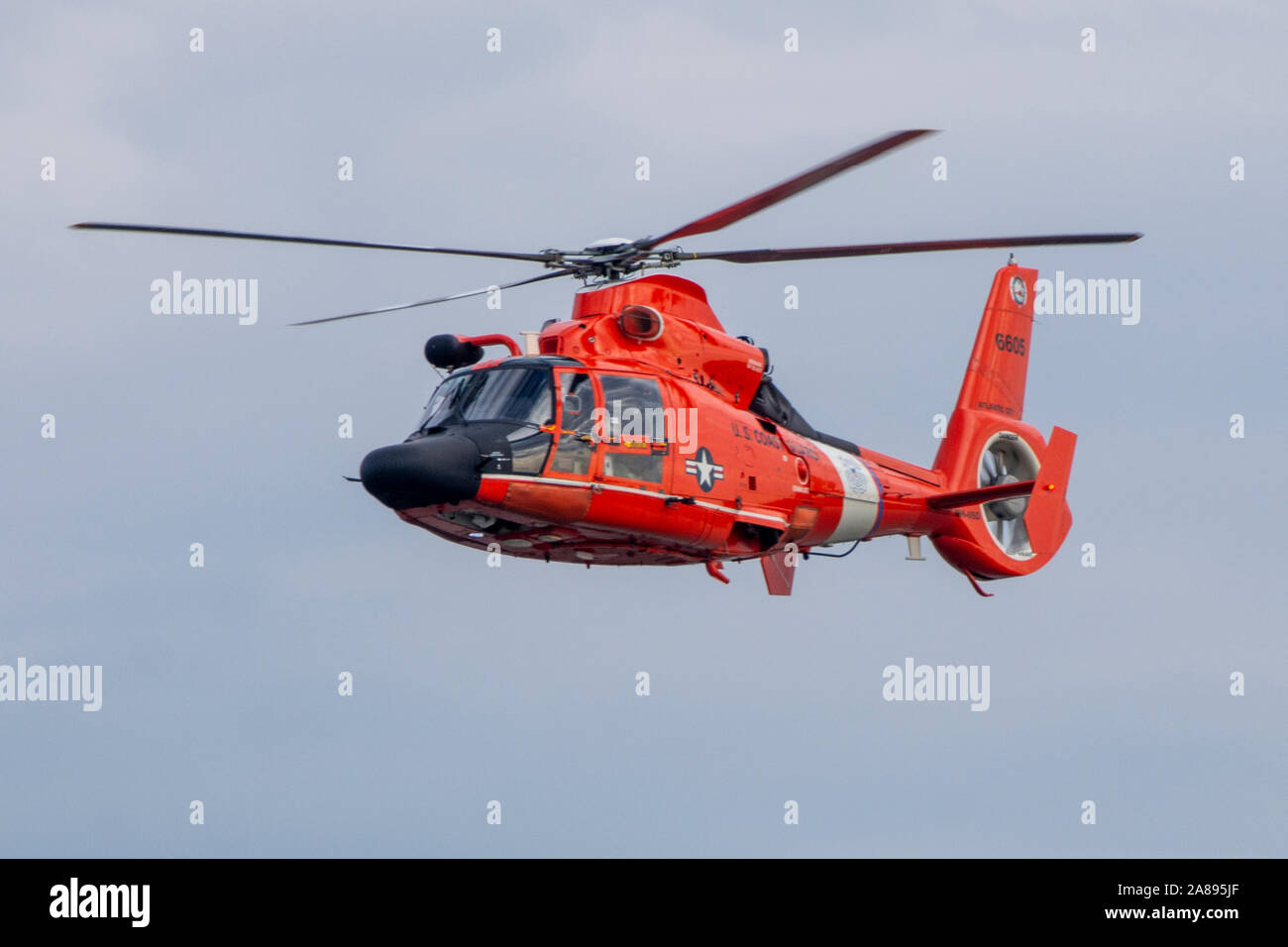 Helicopter flying over washington dc hi-res stock photography and ...
