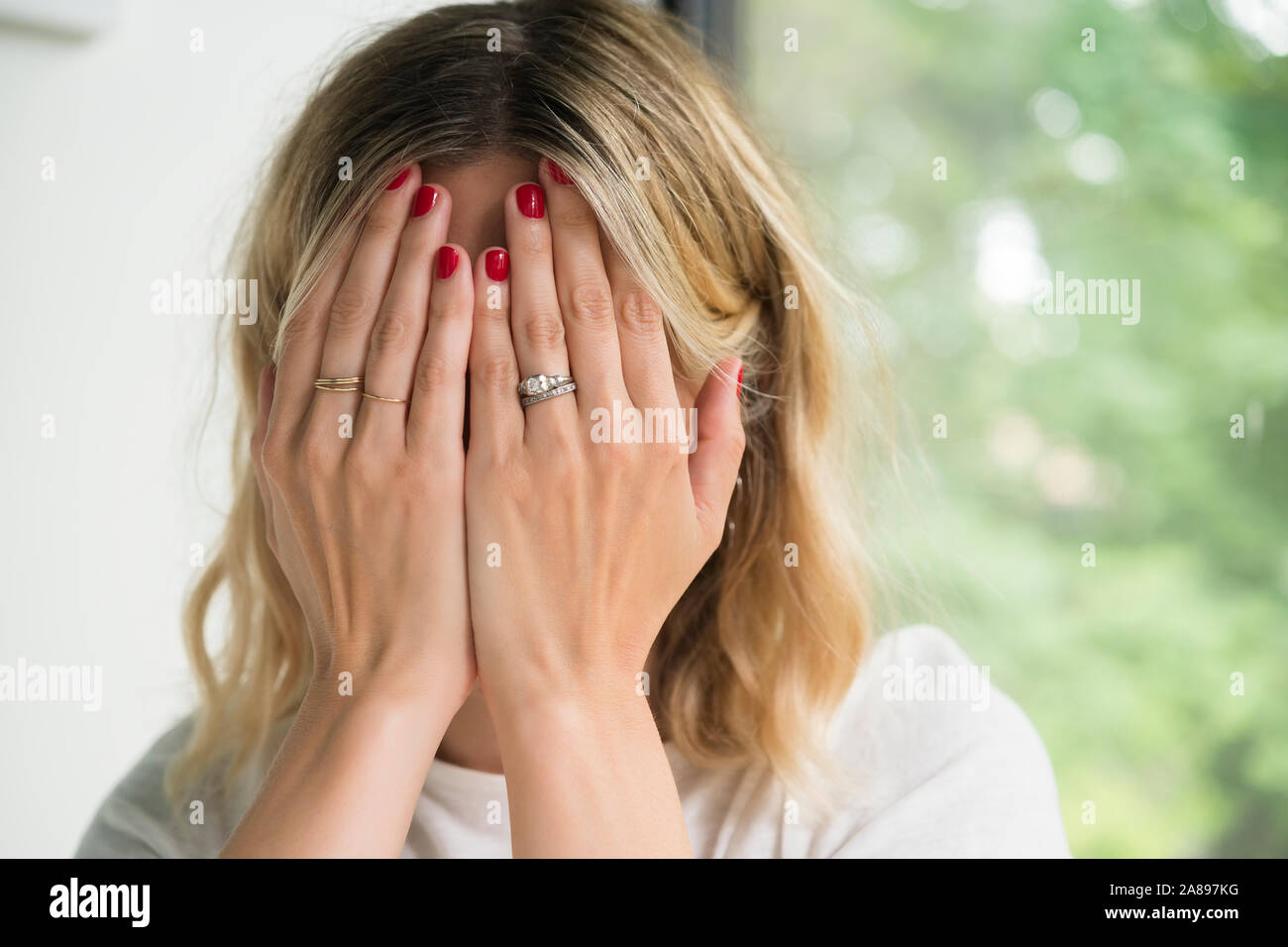 Hands covering the face hi-res stock photography and images - Alamy