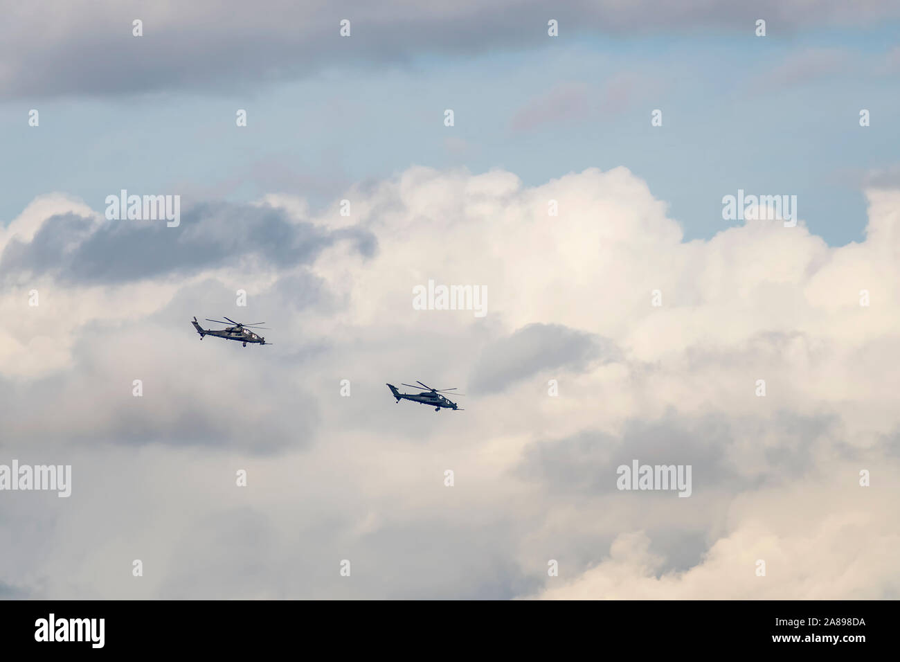 Military helicopters flying hi-res stock photography and images - Alamy