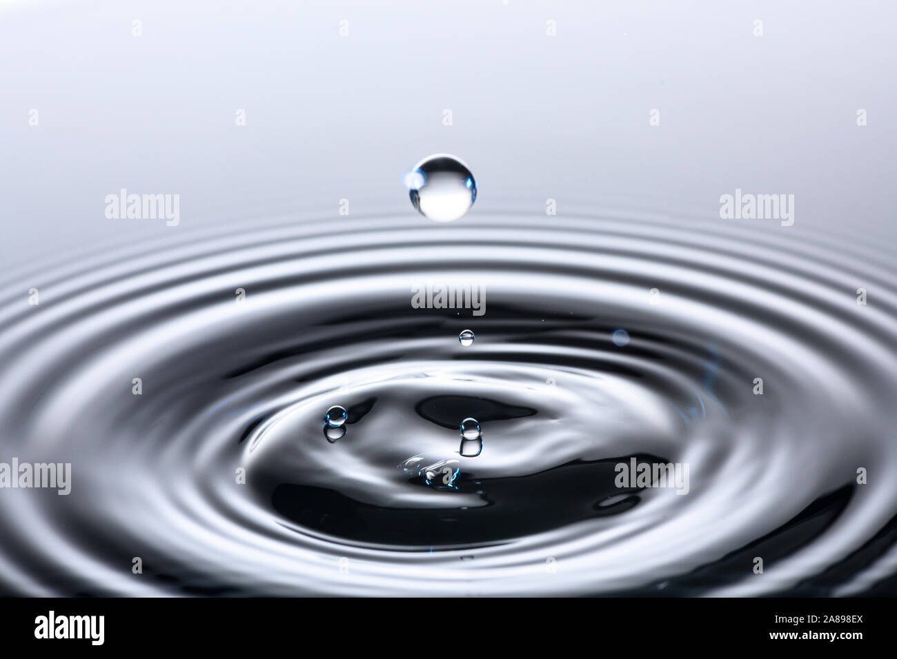 Water drop creating circular ripples Stock Photo - Alamy