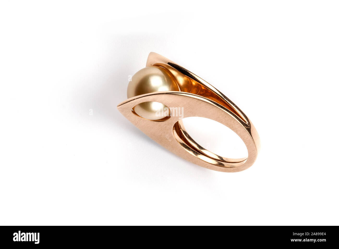 Contemporary South Sea pearl gold ring by Paul Spurgeon Stock Photo - Alamy