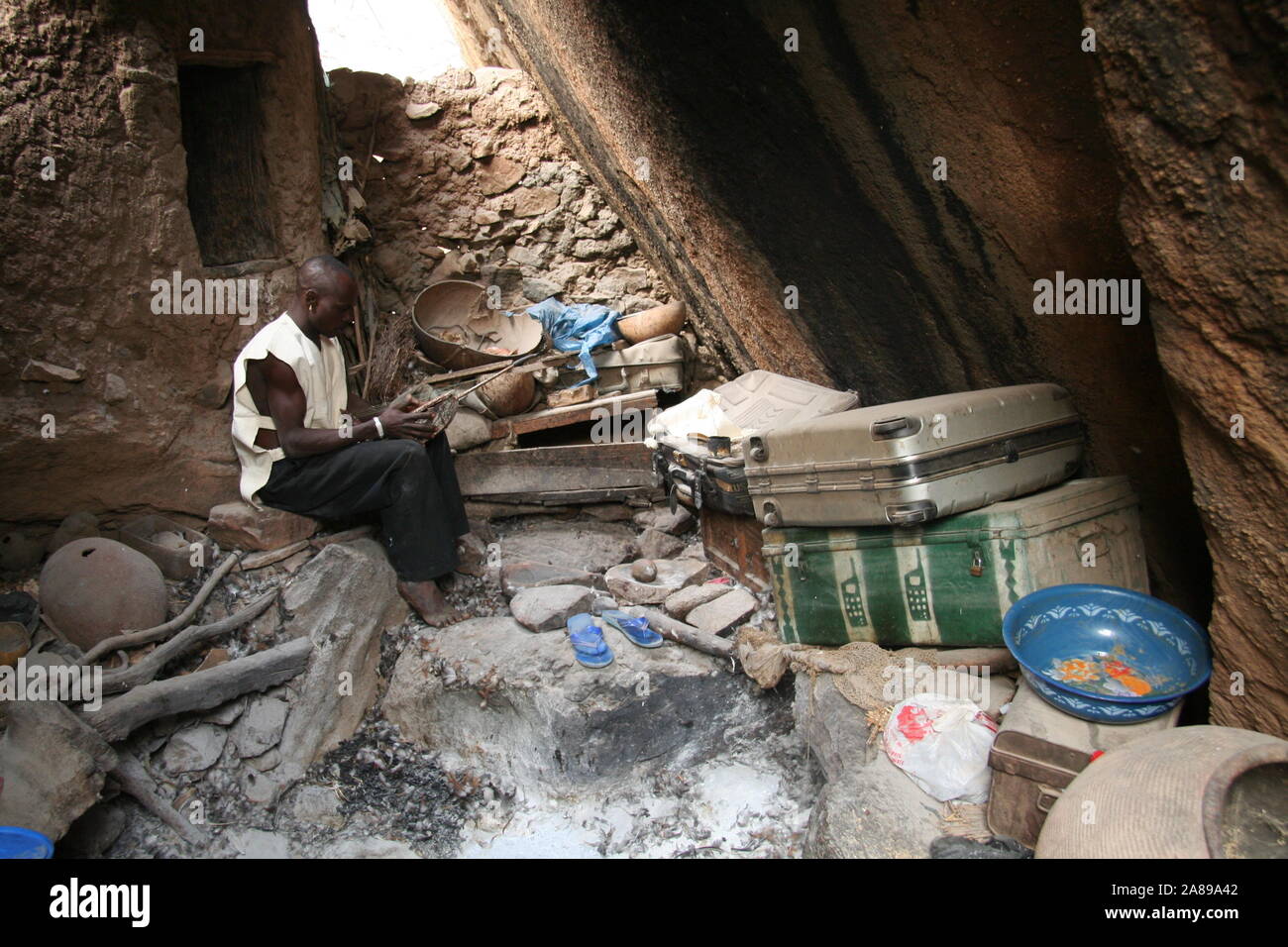 Mali dogon healer hi-res stock photography and images - Alamy
