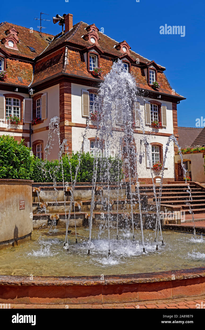 Schloss Marlenheim, Rathaus, Hôtel de Ville, Springbrunnen Stock Photo ...