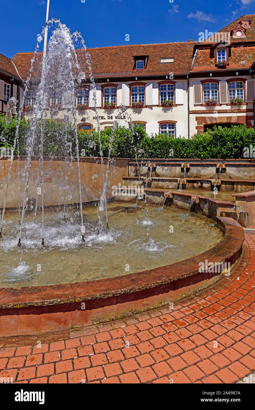 Schloss Marlenheim, Rathaus, Hôtel de Ville, Springbrunnen Stock Photo ...