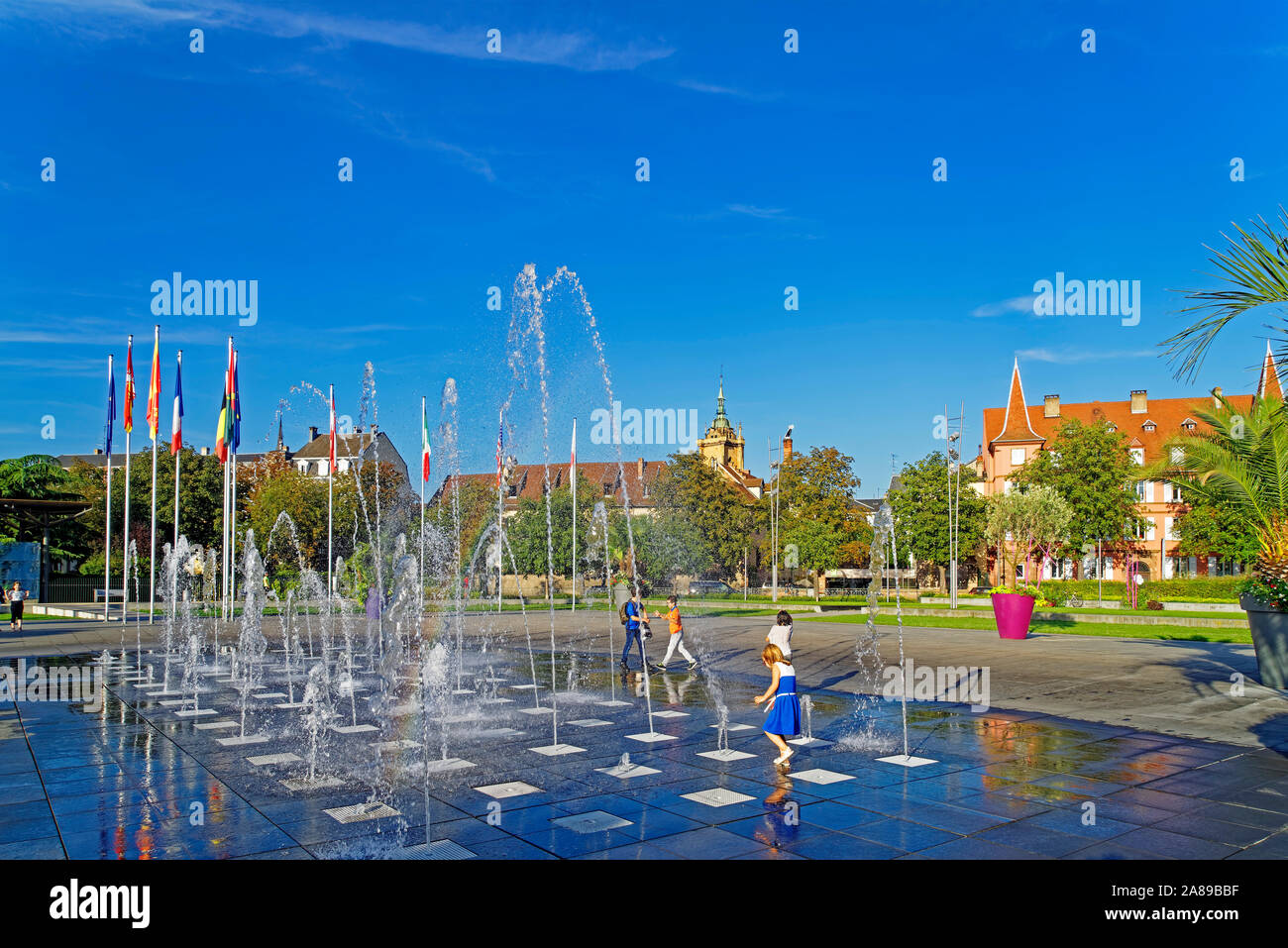 Kinder springbrunnen hi-res stock photography and images - Alamy