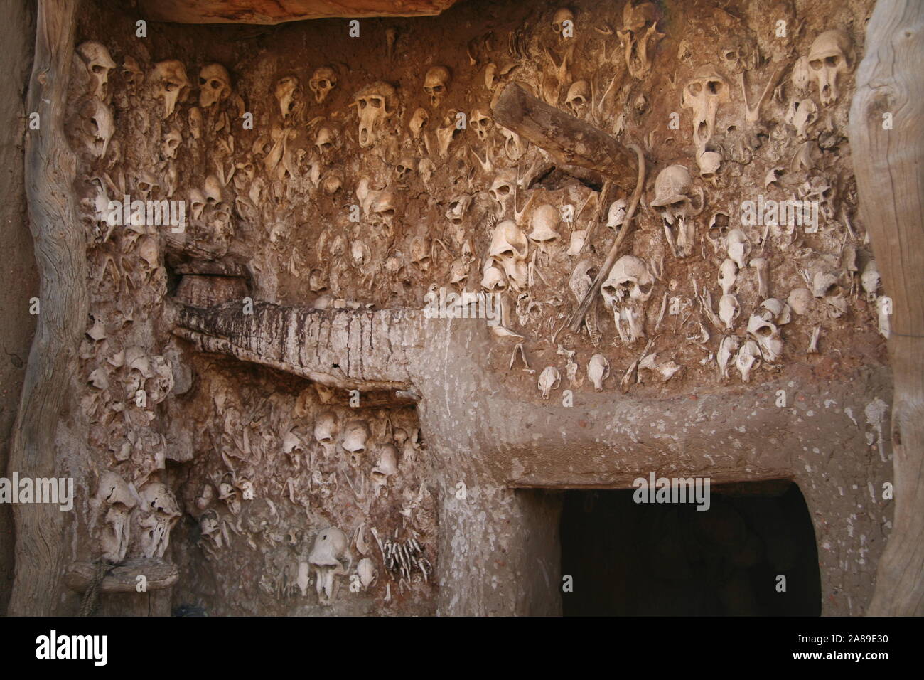Dogon country : village of Bongo Stock Photo - Alamy
