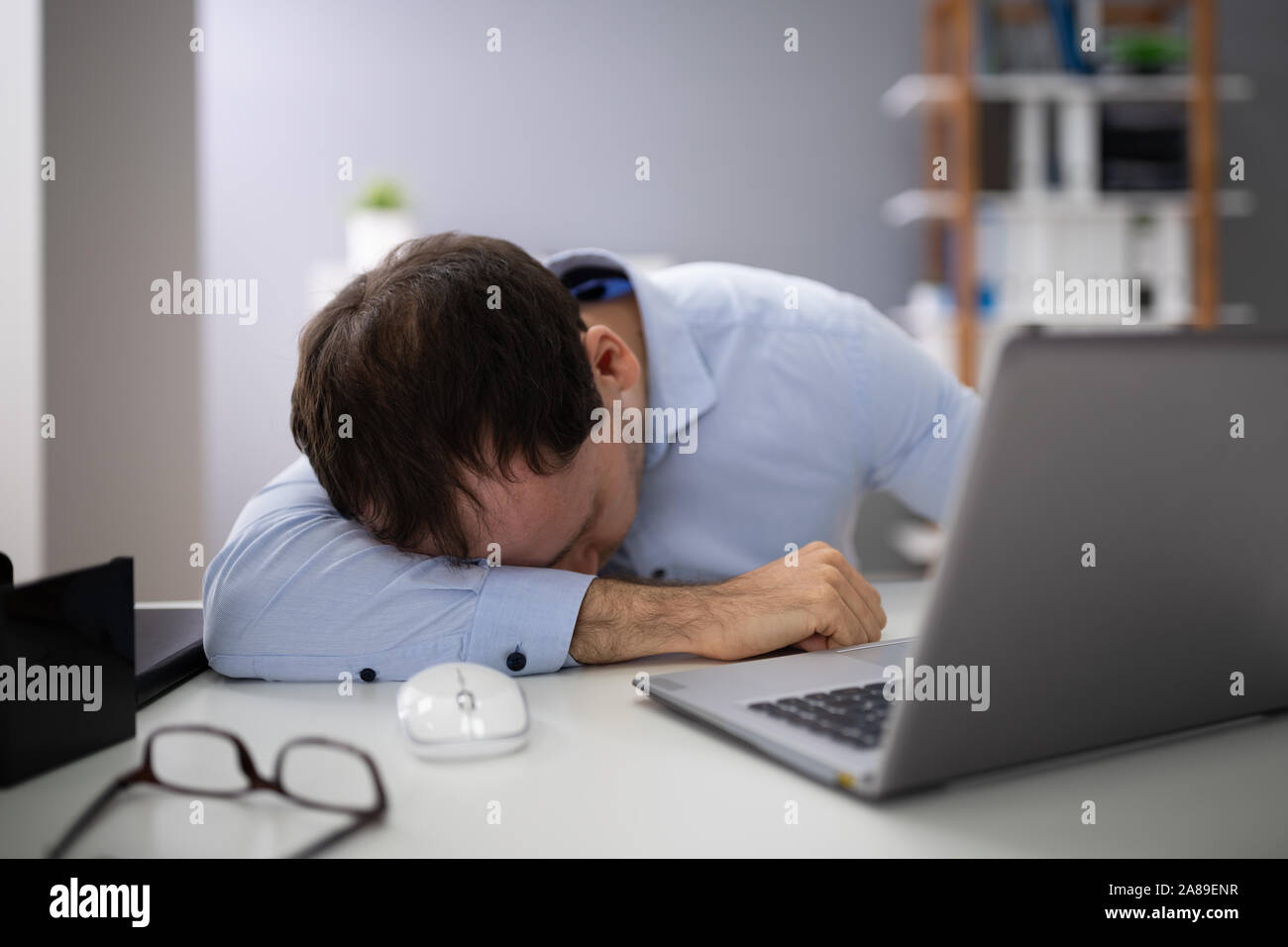 Laptop workers hi-res stock photography and images - Alamy