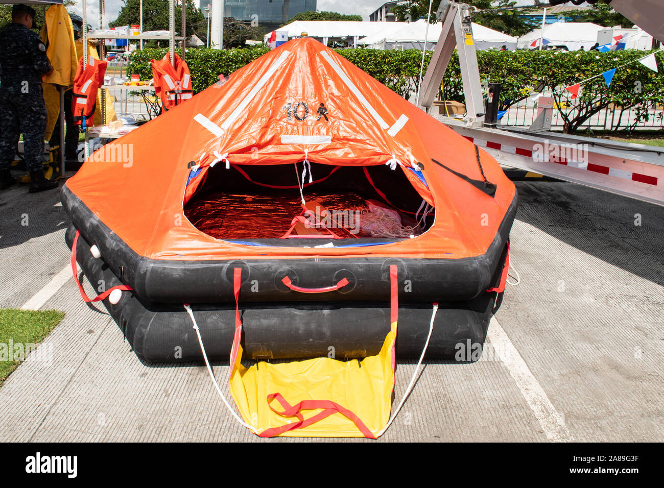 Life Raft Ship Stock Photos & Life Raft Ship Stock Images - Alamy