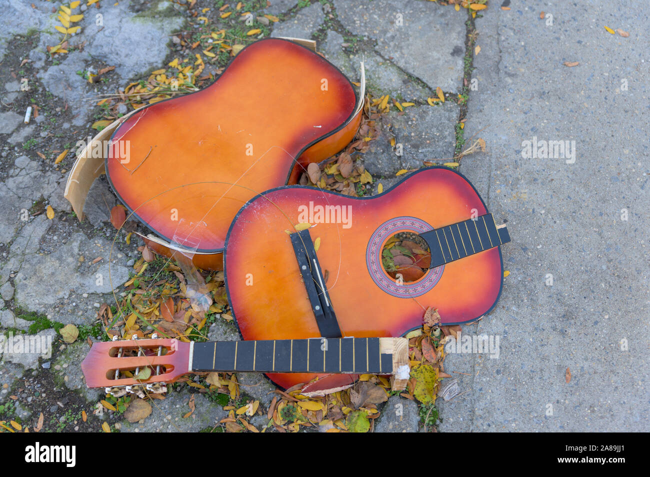 Broken guitar string hi-res stock photography and images - Alamy