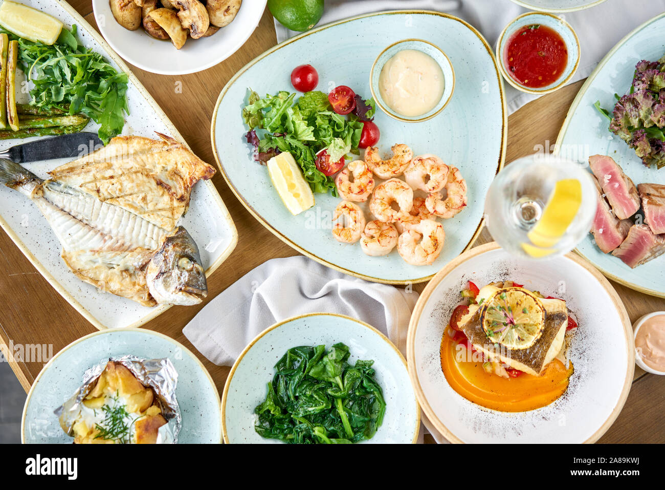 Plates seafood bbq garnish hi-res stock photography and images - Alamy