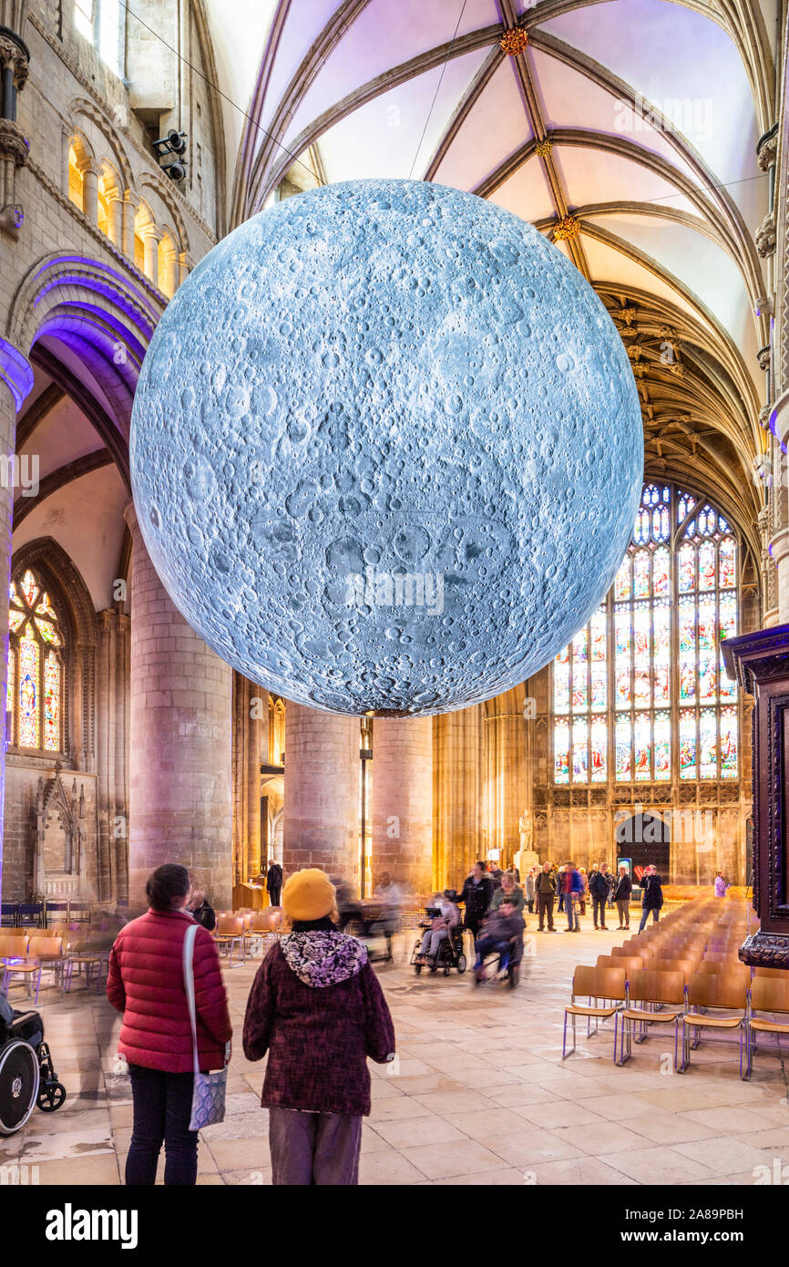 Gloucester cathedral nave columns hi-res stock photography and images ...