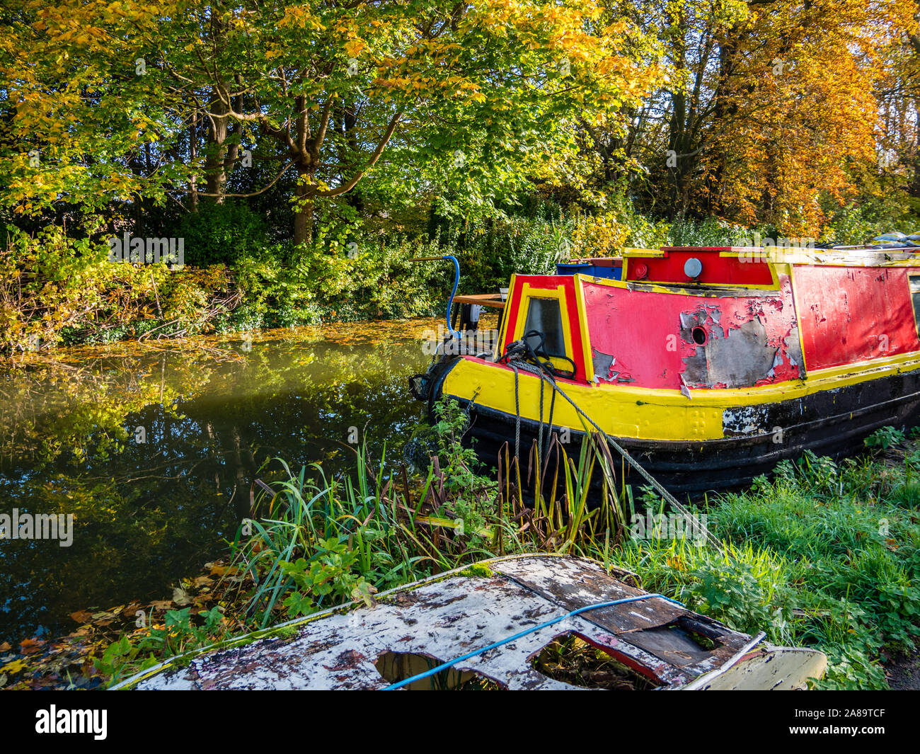 Narrow Boat in Autumn, Castle Mill Stream, Backwater of The River ...