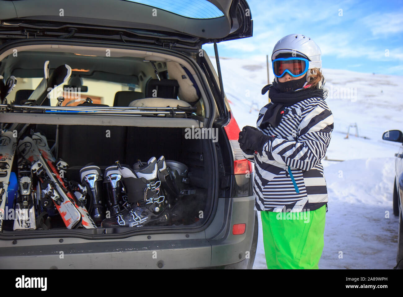 Girl snow boarding hi-res stock photography and images - Alamy